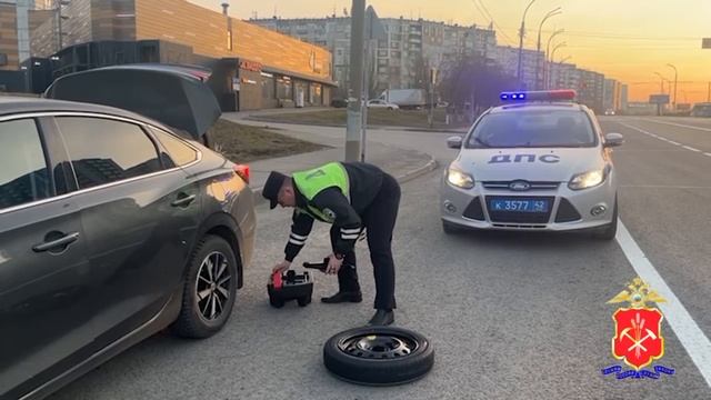 В Кемерове сотрудники полиции оказали помощь семейной паре, оказавшейся в трудной ситуации на дороге