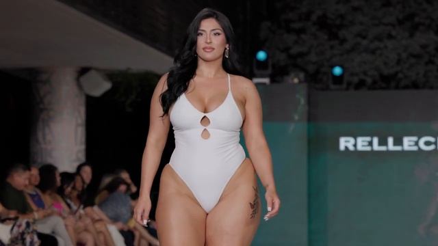 Потрясающая модель в БИКИНИ в замедленной съемке