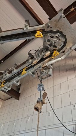 Подъёмник на путь в составе подвесного конвейера