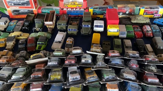 Коллекционные модели автомобилей на барахолке Вернисаж.