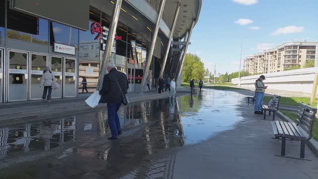 Около метро "Лужники"  / Москва
