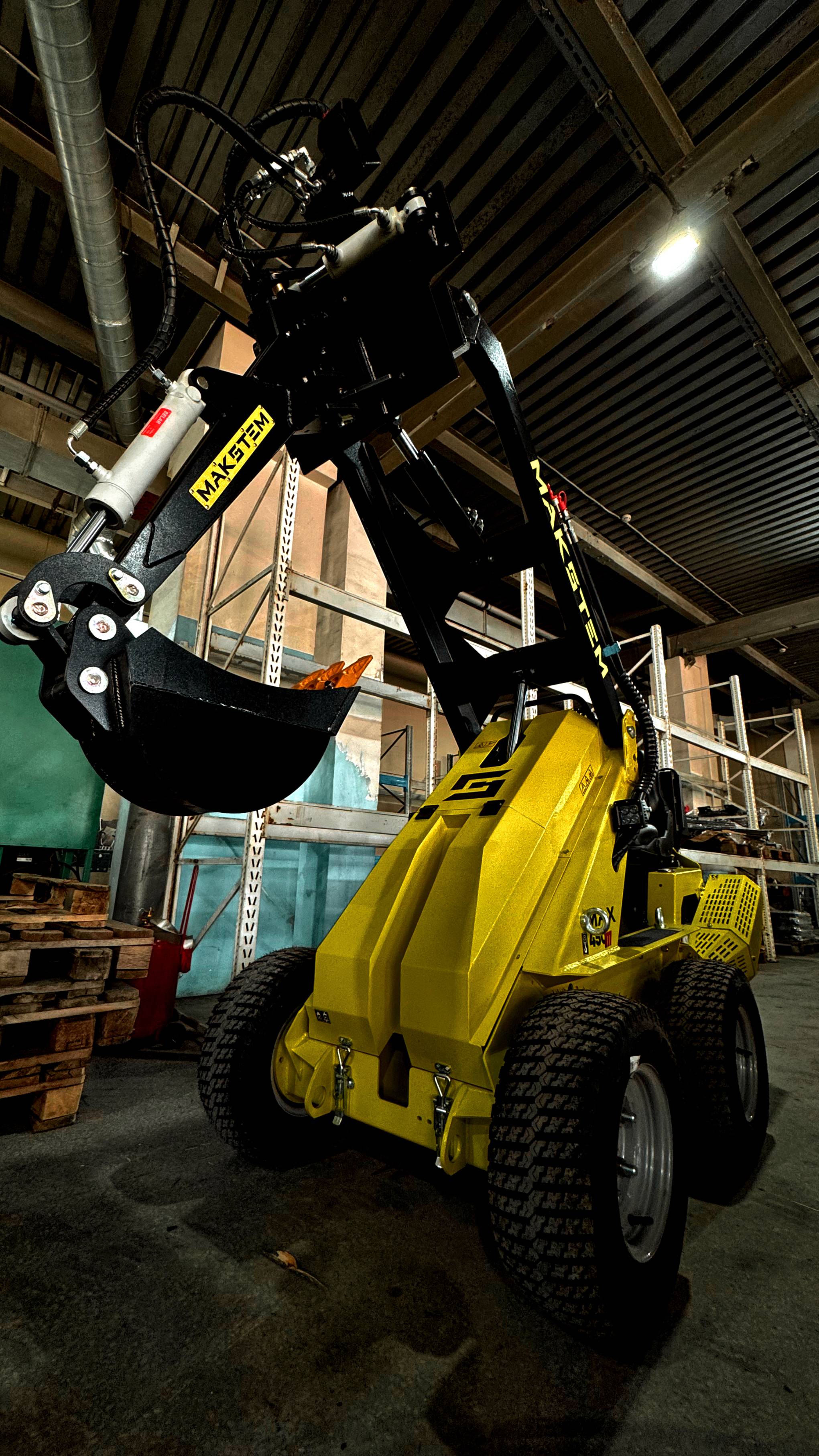 ЭКСКАВАТОР ОБРАТНАЯ ЛОПАТА ❯ ПОГРУЗЧИК МАКСТЕМ КАПАЕТ КОНАВУ ЯМУ ПОД ВОДУ ❯ ЯМА ПОД КАБЕЛЬ ❯ ЛОПАТА