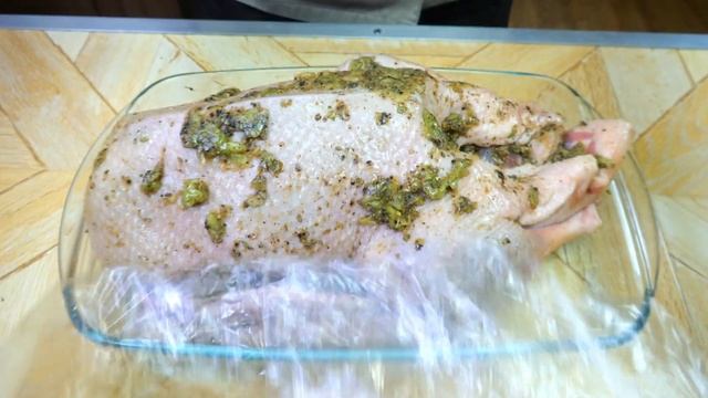 Гусь в духовке с фруктами (яблоками, грушей, черносливом) и картофелем на Рождество.