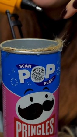Как сделать вазу из банки Pringles за 5 минут!