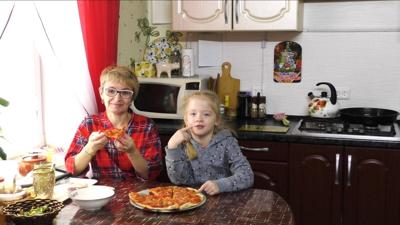 Алекса и Наташа готовят вкусную пиццу