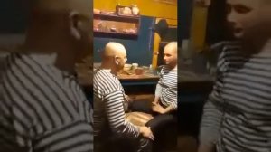 РАЗДАЮТ ПОЩЁЧИНЫ/ВЗАИМНЫЙ ЛЕЩ:))