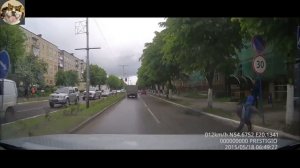 Дураки встретились на пешеходном переходе.