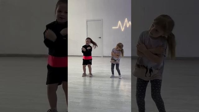 Прикольный танец девочек💃🏻 хип хоп👌🏼🙌 видео для детей👼🏻🩷