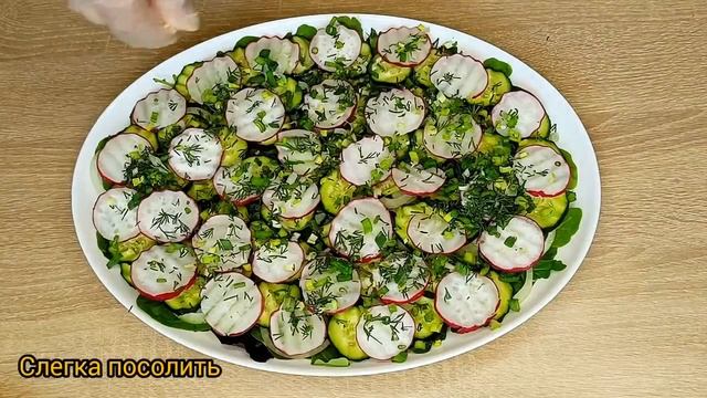 Рецепт слоеного салата из свежих овощей, зелени и копченой скумбрии