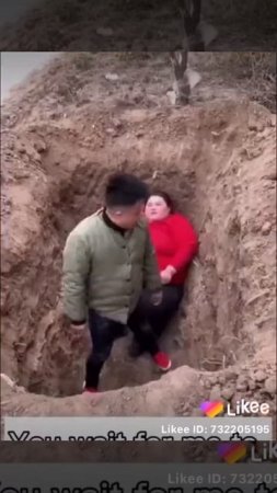 толстая жена застряла в яме и его вытаскивали 8 человек