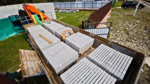 Доставка и разгрузка манипулятором опалубки-облицовки