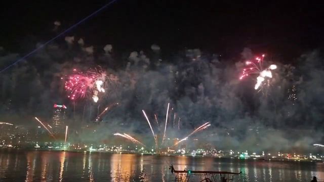 Фейерверк на 50-летие объединения Арабских Эмиратов в Абу-Даби 2 декабря 2021 г.