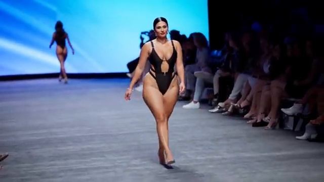 Пышечка на подиуме