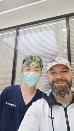 Доктор Ишуа смотрит снимок зубов пациента