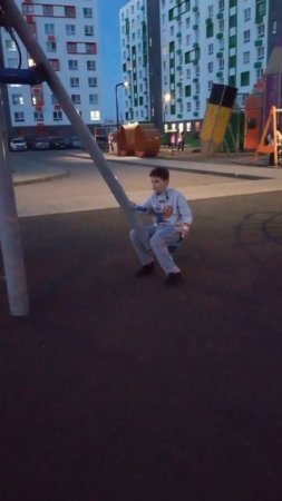 Егор с активным протезом на детской площадке
