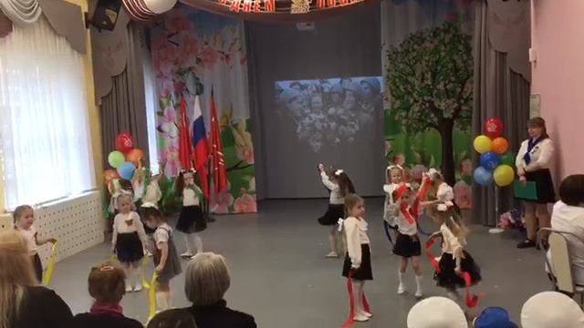 Танец девочек Салют на 9 мая в детском саду