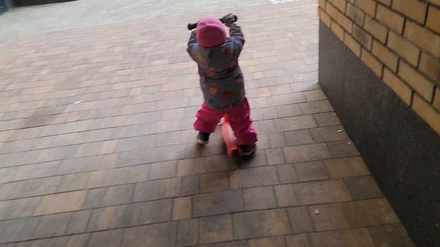 Злата катается на самокатиках