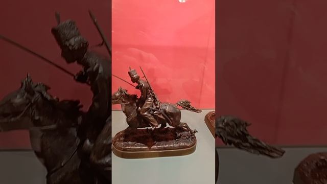 Четыре бронзовых фигуры.