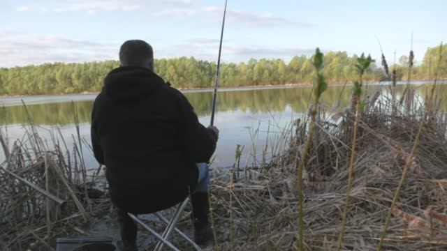 ЗАЛЕЗ ПОД ОБРЫВ РЕКИ. ПЛОТВА, ГУСТЕРА У КАМЫША. РЫБАЛКА НА РЕКЕ В АПРЕЛЕ