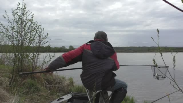 ЗАБРОСИЛ ПОПЛАВОК ЗА КАМЫШ, УДОЧКА В ДУГУ. КТО-ТО ТАЩИТ НА ДНО.