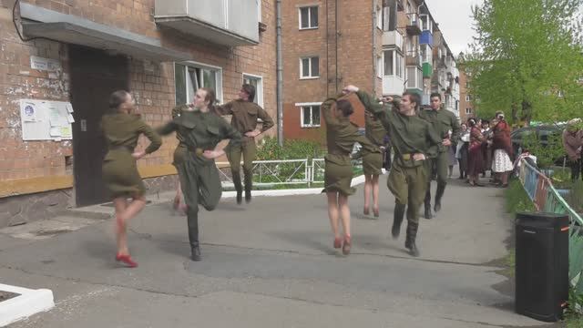 Концерты во дворах и слова благодарности за Победу: Абакан чествует своих героев