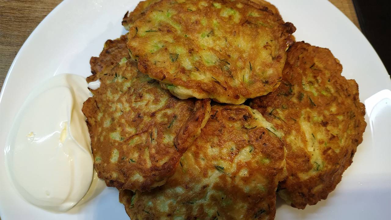 ОЛАДЬИ ИЗ КАБАЧКОВ на завтрак / Очень Вкусные, Нежные! Рецепт простой