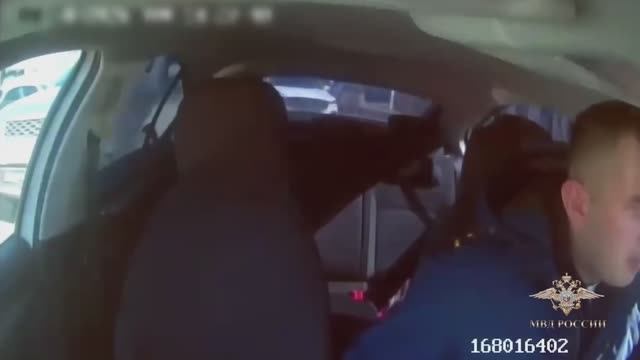 В Иркутской области полицейский оперативно доставил маму и ее дочку до ближайшей поликлиники