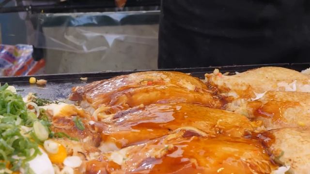 приготовление яичных блинов в японском стиле на фестивале - японская уличная еда