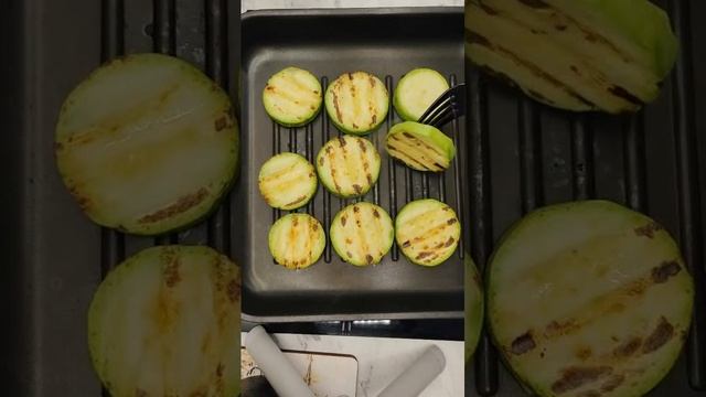 Анна готовит 001: бифштекс и кабачок