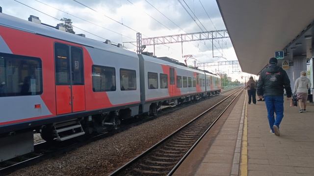 "Ласточка" ЭС1-037 рейсом до Нижнего Новгорода очень медленно следует мимо о.п. Ольгино. 05.05.2025