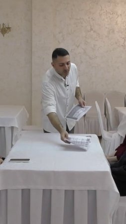 Как правильно подать меню и представиться гостю