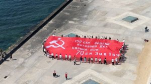 Копию Знамени Победы развернули в Гаване
