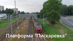 Две электрички у платформы Пискаревка в Санкт-Петербурге 2023 год