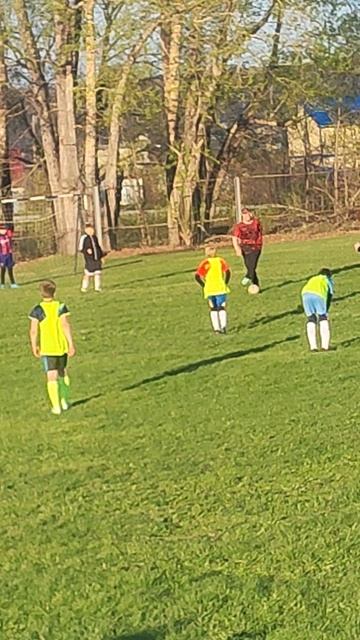 Мальчишки играют в ⚽ футбол!