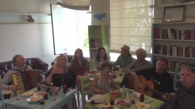 Русские поют песню союзников "Кабачок" ("There is a Tavern in the Town")