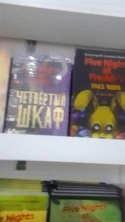 Выбираю, какую книгу по FNAF мне купить.
