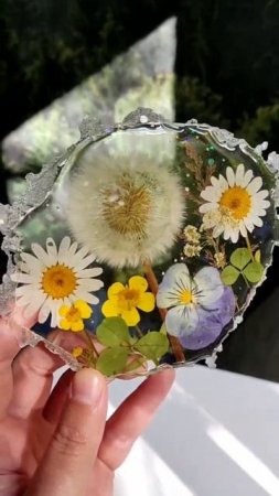 Подставка из цветов и  эпоксидной смолы