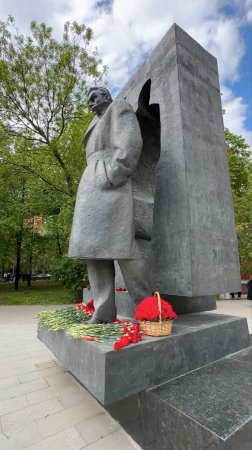 Возложение цветов памятнику советского разведчика Рихарда Зорге