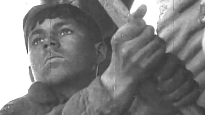 В. Крупин. Первый знаменосец.