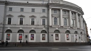 Окна ТАСС на фасаде РНБ
