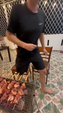 Олень из России жарит шашлыки у азиатской девушки. #ша?