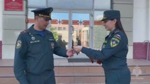 Сотрудники Главного управления МЧС России по Курской области вручили коллегам Георгиевские ленточки