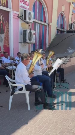 На улицах Ейска звучит оркестр