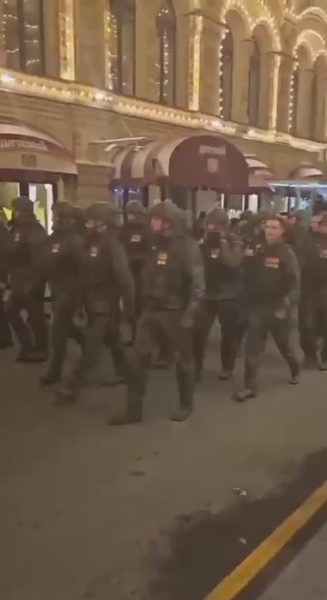 «Россия! Россия! Россия! Ура!» — москвичи овацией встретили бойцов СВО, марширующих на репетиции пар