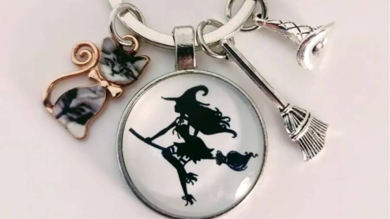 Брелок с ведьмочкой.