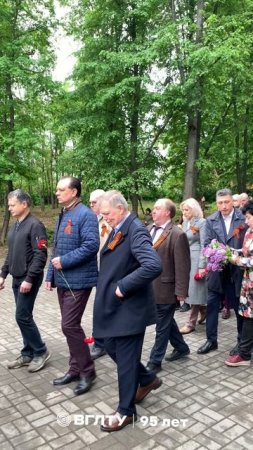 Студенты, преподаватели, сотрудники ВГЛТУ возложили цветы и венки к мемориалу «Братская могила №17»