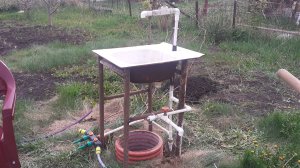 07.05  Установили раковину на участке и развели воду. Я продолжаю высаживать клубнику.