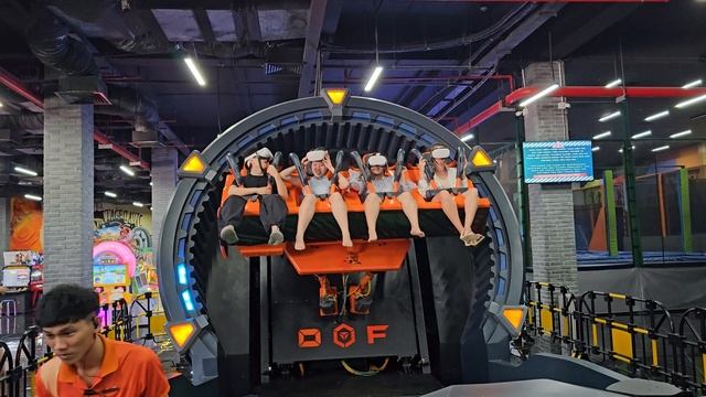Комната с игровыми автоматами, виртуальная реальность в Винперл, Нячанг, Вьетнам.