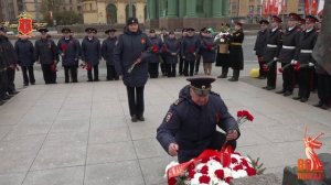 В Санкт-Петербурге полицейские возложили цветы к памятнику сотрудникам милиции