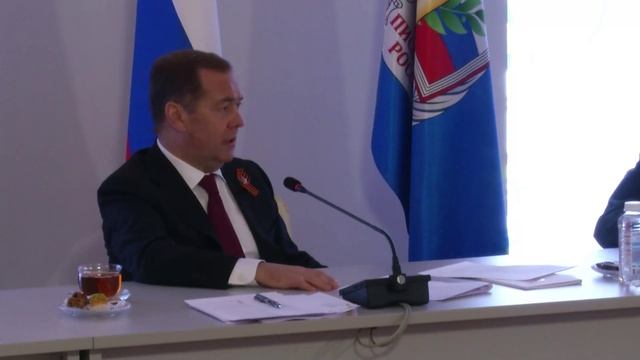 Дмитрий Медведев провёл встречу с писателями и поэтами, которые создают произведения о спецоперации